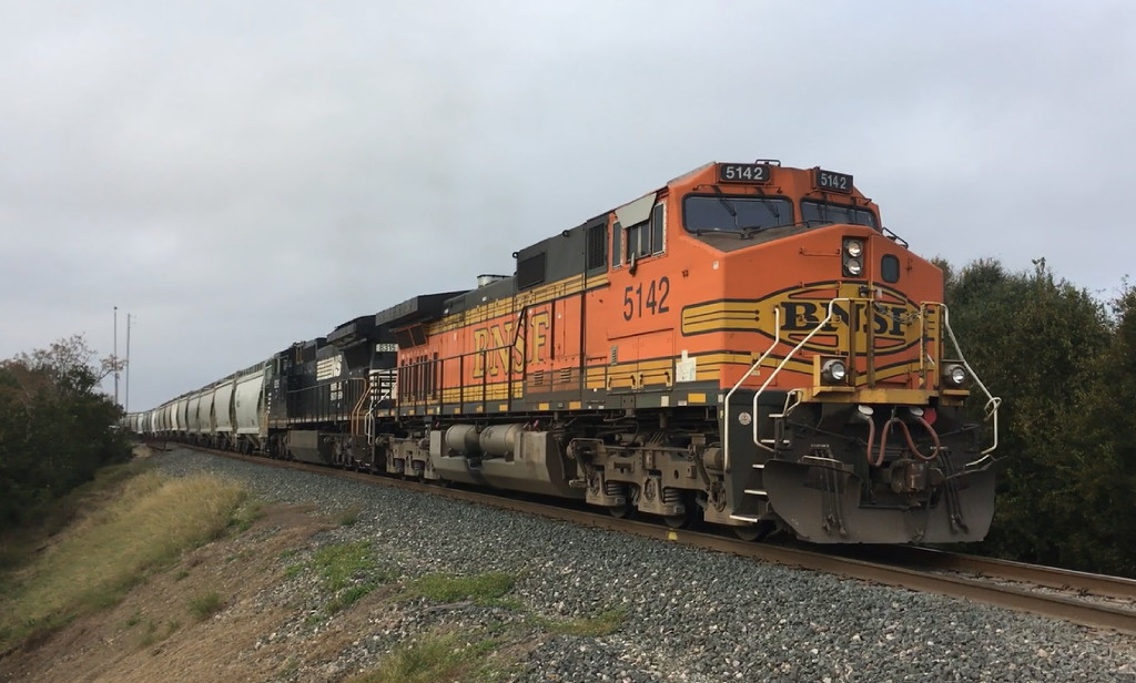 BNSF 5142 25Nov2016 On the rear SB from Conrads Road